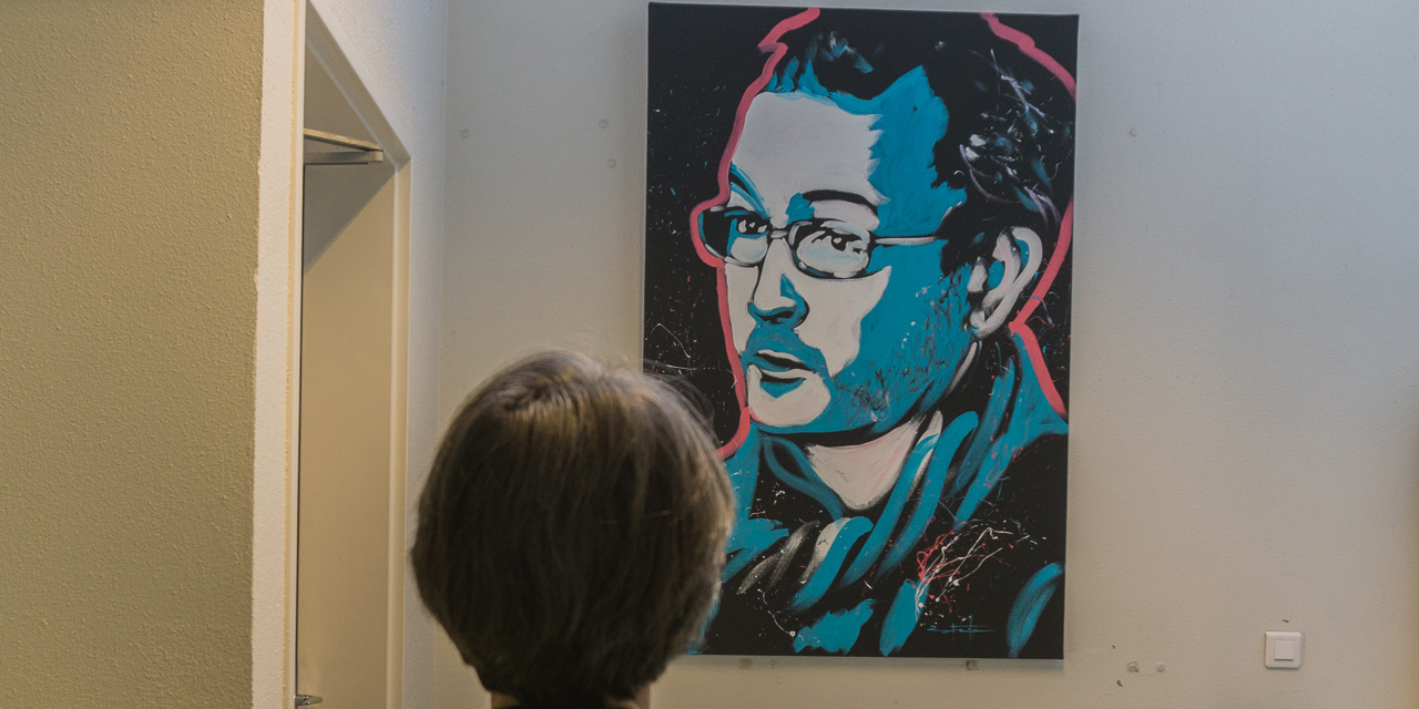 Un portrait de Samuel Paty installé à la médiathèque - La Gazette en ...