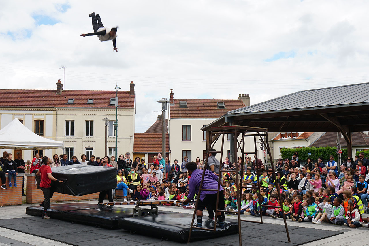 La compagnie Colokolo s’envoie en l’air dans le Mantois - La Gazette en Yvelines