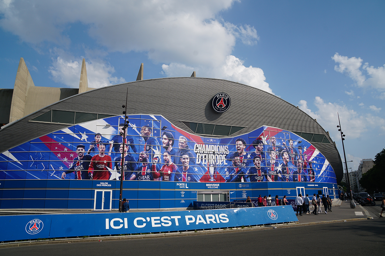 Le PSG consulte ses supporters quant à son futur stade - La Gazette en ...